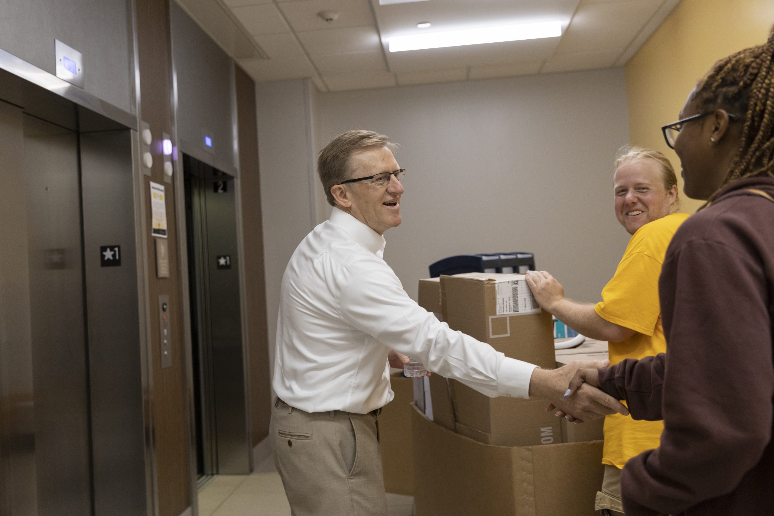 23 Health Professions students, faculty and staff help new students move in